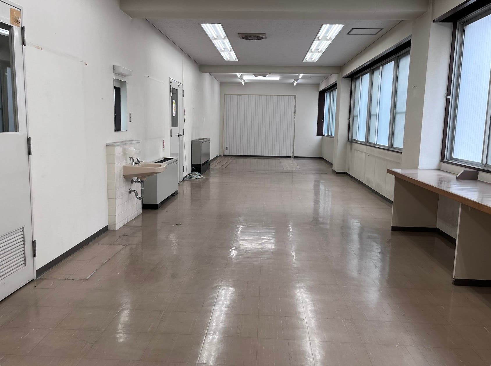 図書室｜飯田橋駅徒歩2分学校跡地のレンタルスペース/撮影、事務作業、デスクワーク、ワークショップ、個人教室、作業スペースなどの写真1