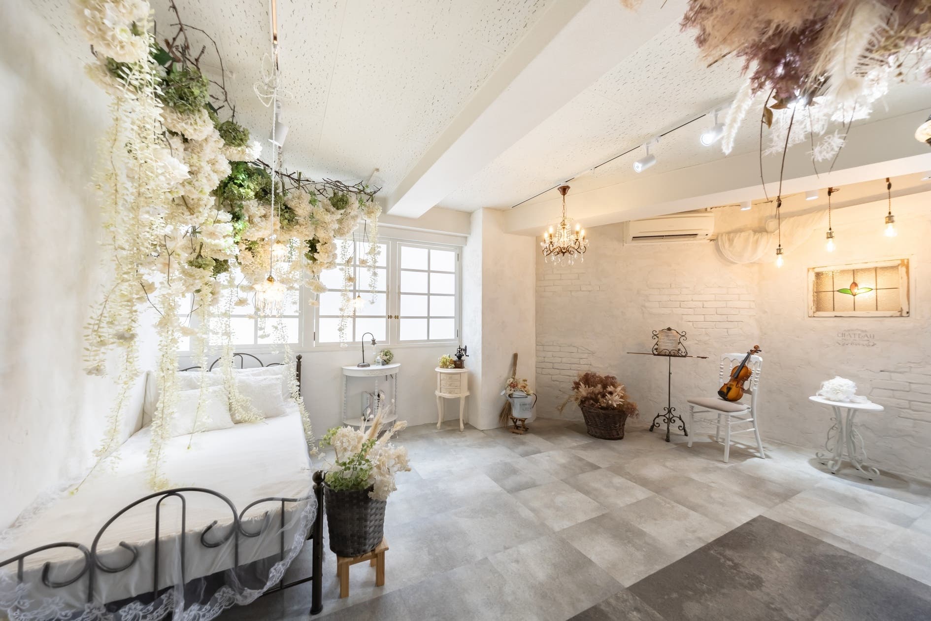 【花と光のハーモニー】自然光｜花天蓋ベッド｜大型ドライフラワー｜漆喰壁・レンガ壁｜ドレス着放題！｜撮影機材無料!の写真8