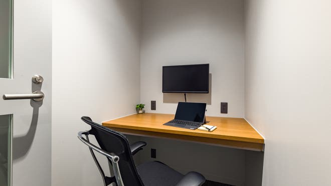 Room 05 1名用完全個室・モニター完備・ホテル内に併設されたワークスペースの写真1