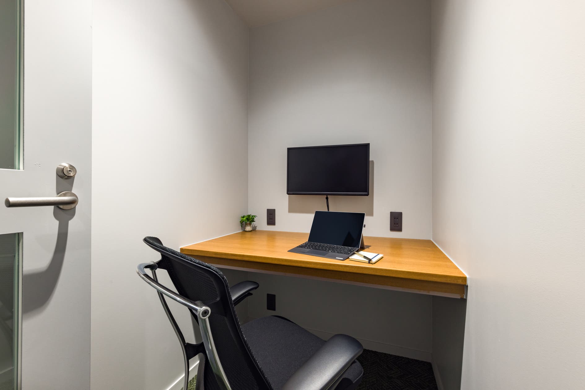 Room 08  1名用完全個室・モニター完備・ホテル内に併設されたワークスペースの写真1