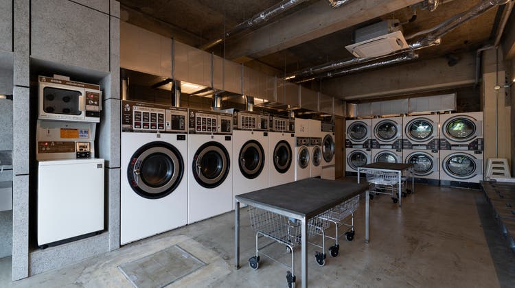 非日常の空間をお探しなら、スタイリッシュなコインランドリー『SPIN&WASH』が撮影にぴったりの写真1