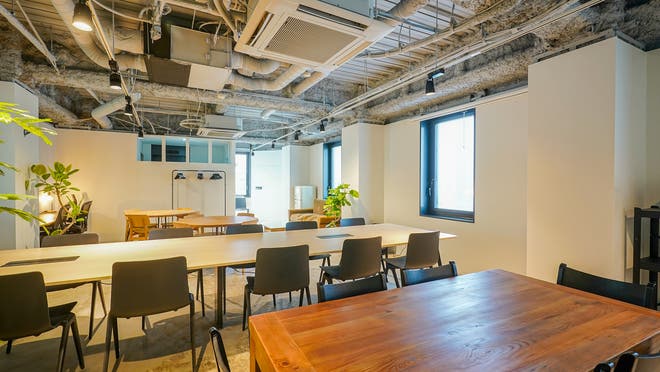 肥後橋駅徒歩1分。中之島フェスティバルタワー隣接の好立地。質の高いデザイナーズ家具が揃った天井高3m以上のワークスペース。の写真2