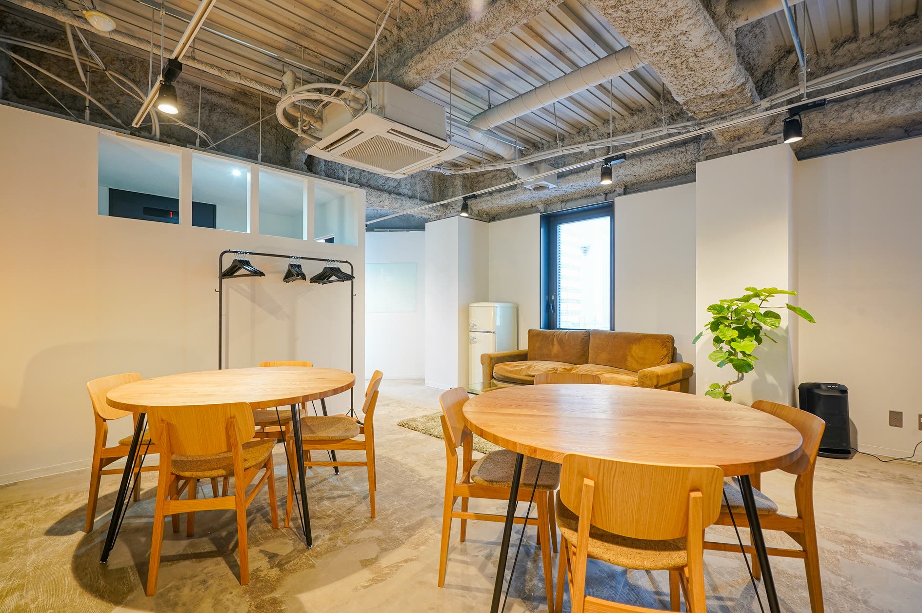 肥後橋駅徒歩1分。中之島フェスティバルタワー隣接の好立地。質の高いデザイナーズ家具が揃った天井高3m以上のワークスペース。の写真6