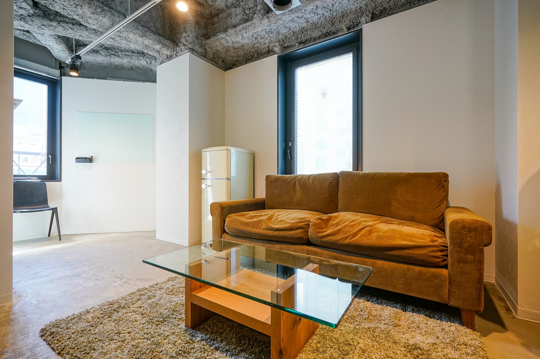 肥後橋駅徒歩1分。中之島フェスティバルタワー隣接の好立地。質の高いデザイナーズ家具が揃った天井高3m以上のワークスペース。の写真7