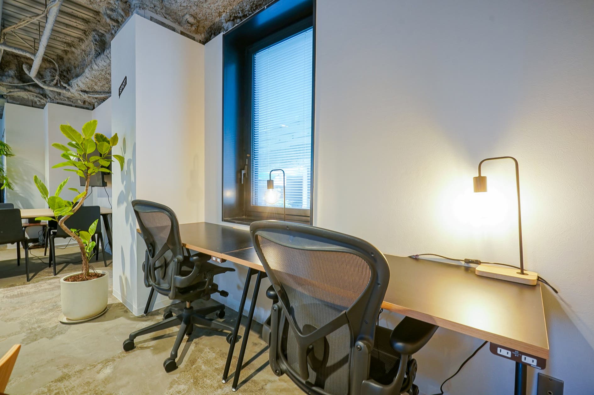 肥後橋駅徒歩1分。中之島フェスティバルタワー隣接の好立地。質の高いデザイナーズ家具が揃った天井高3m以上のワークスペース。の写真8