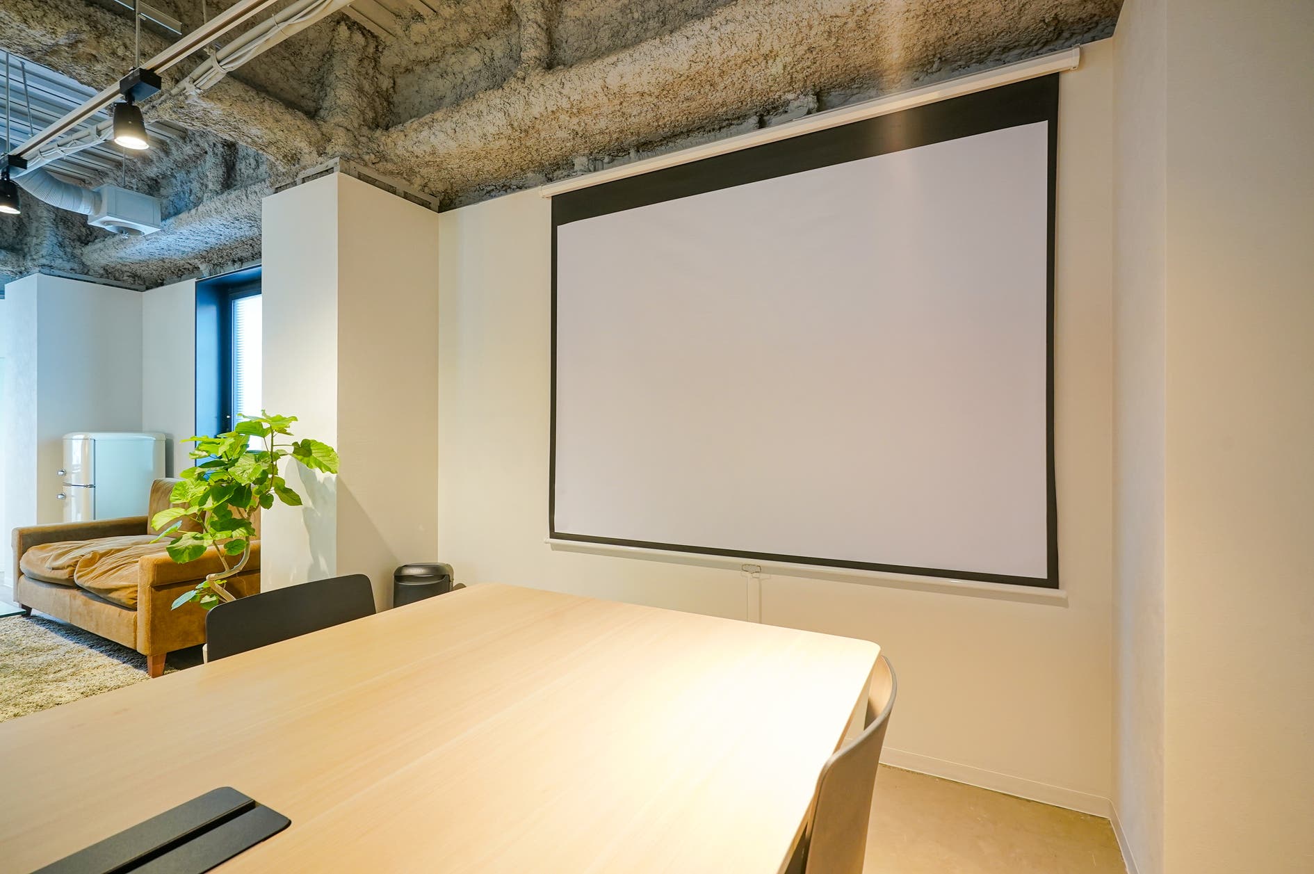 肥後橋駅徒歩1分。中之島フェスティバルタワー隣接の好立地。質の高いデザイナーズ家具が揃った天井高3m以上のワークスペース。の写真9