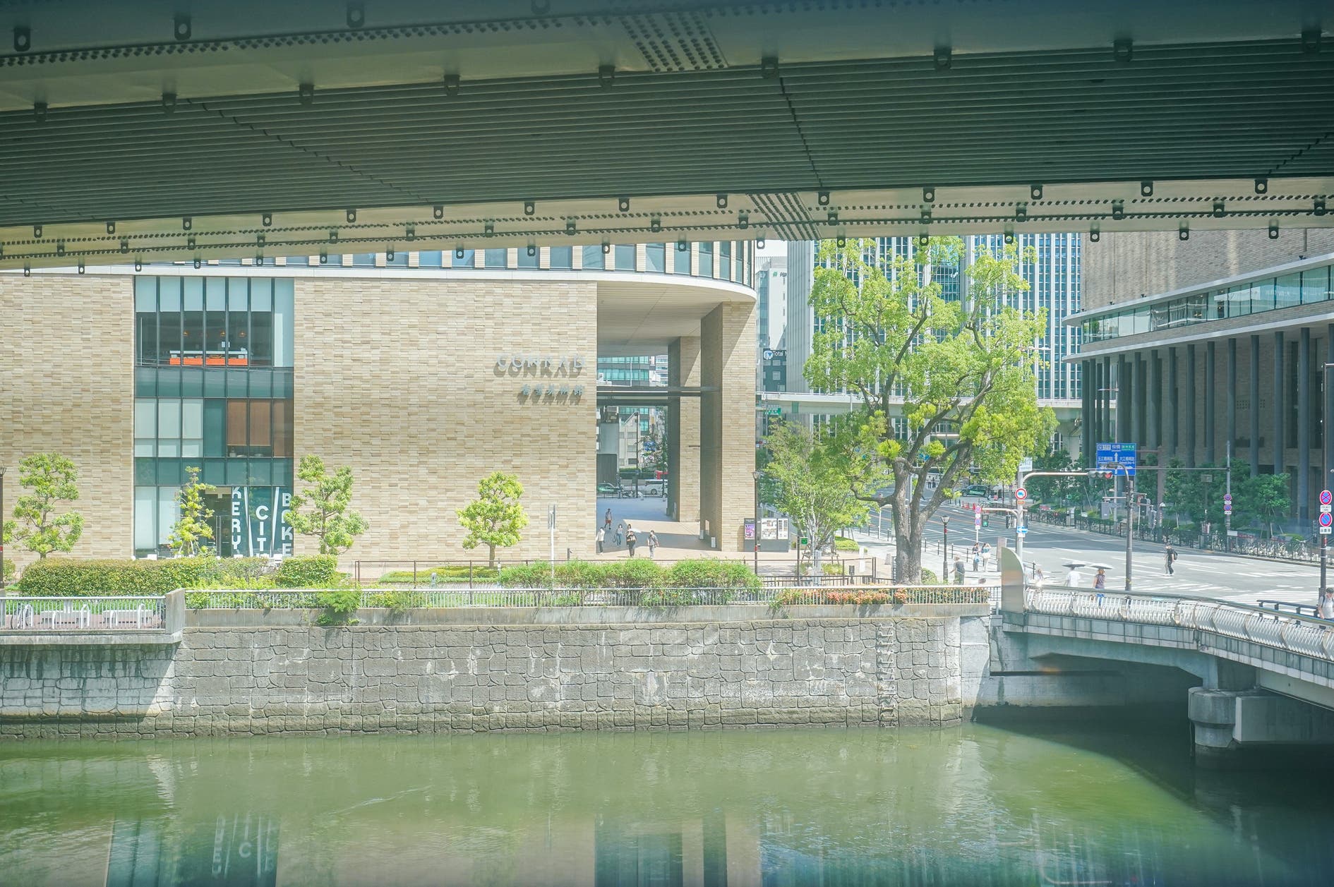 肥後橋駅徒歩1分。中之島フェスティバルタワー隣接の好立地。質の高いデザイナーズ家具が揃った天井高3m以上のワークスペース。の写真10