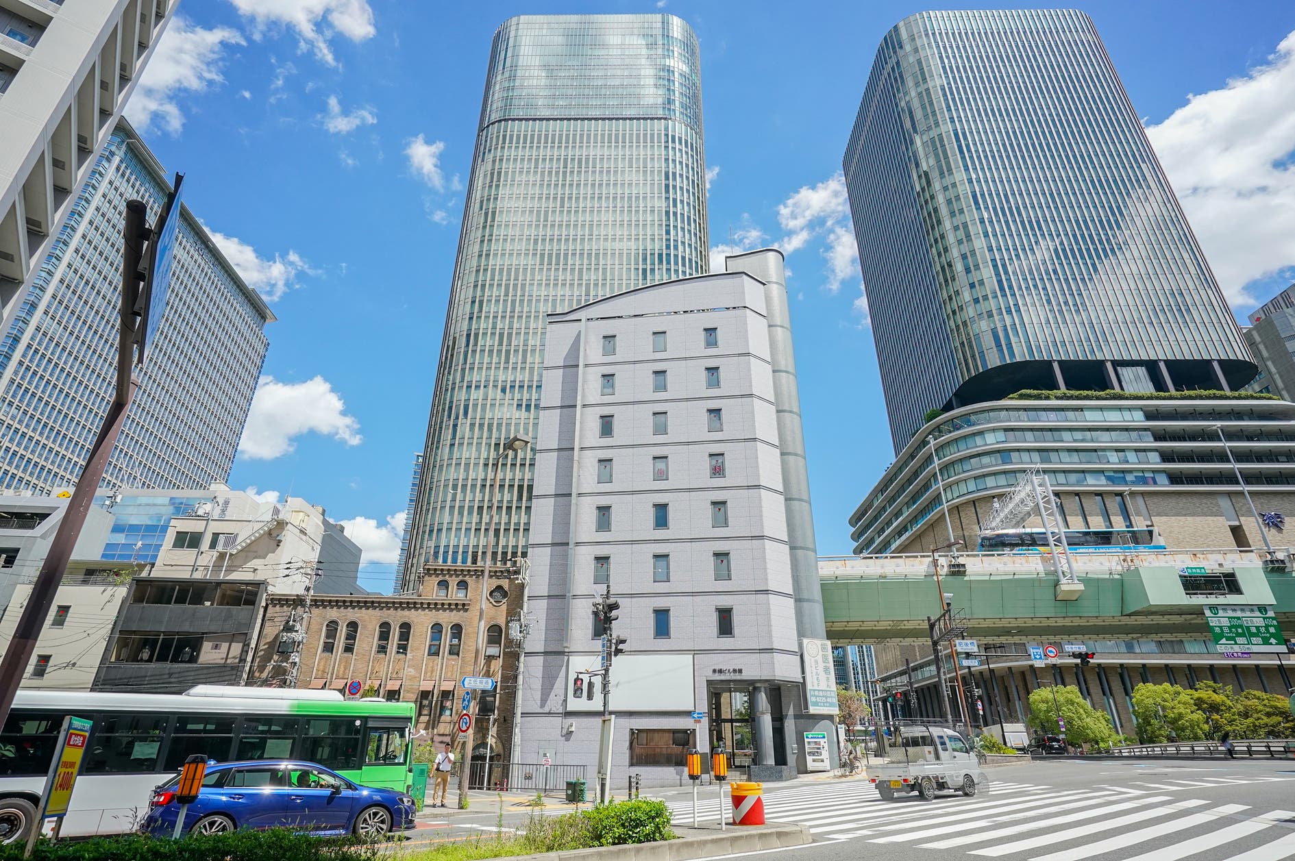 肥後橋駅徒歩1分。中之島フェスティバルタワー隣接の好立地。質の高いデザイナーズ家具が揃った天井高3m以上のワークスペース。の写真12