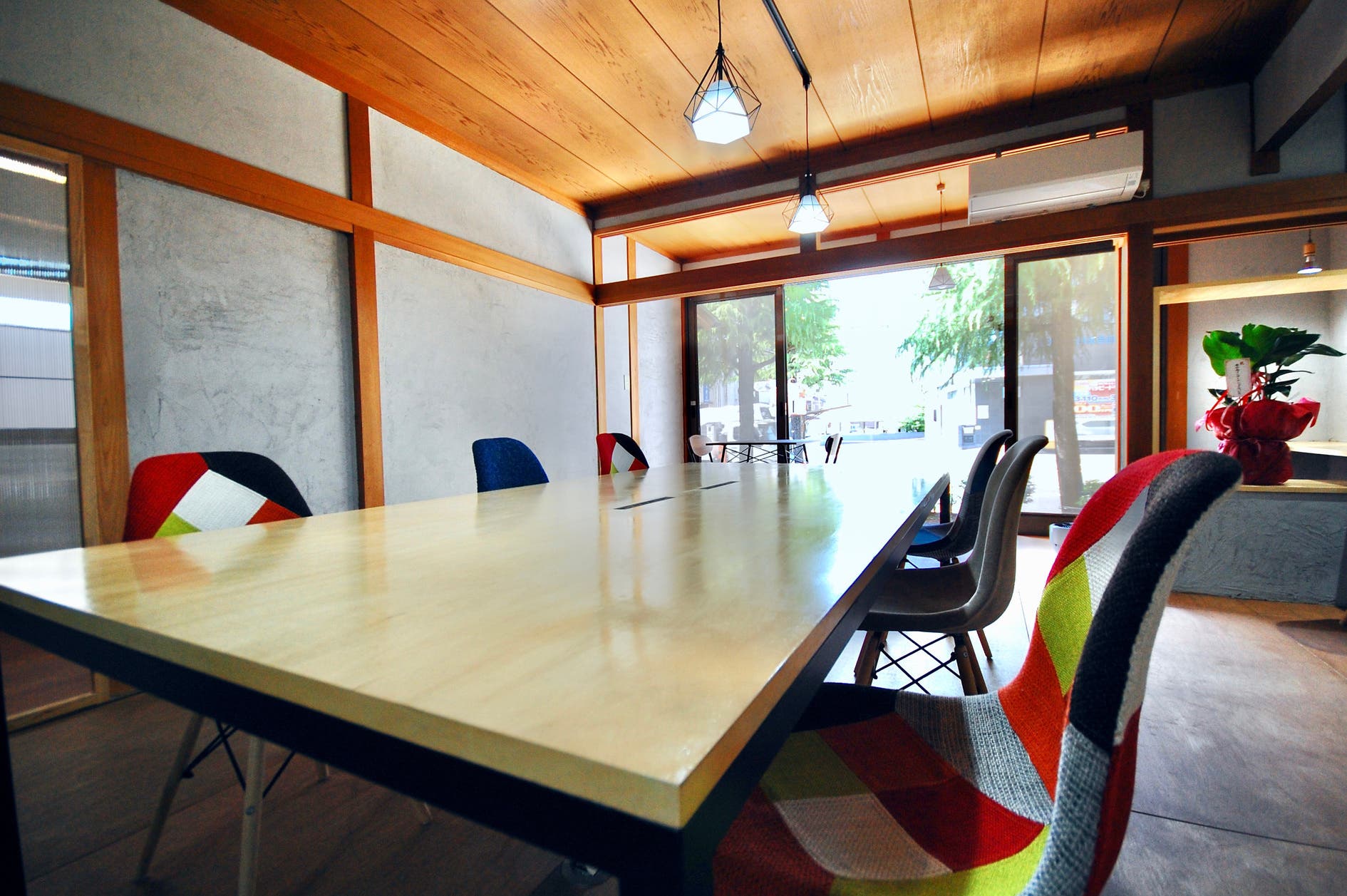 【西条駅から徒歩7分】広々としたオープンスペースのドロップインの写真1