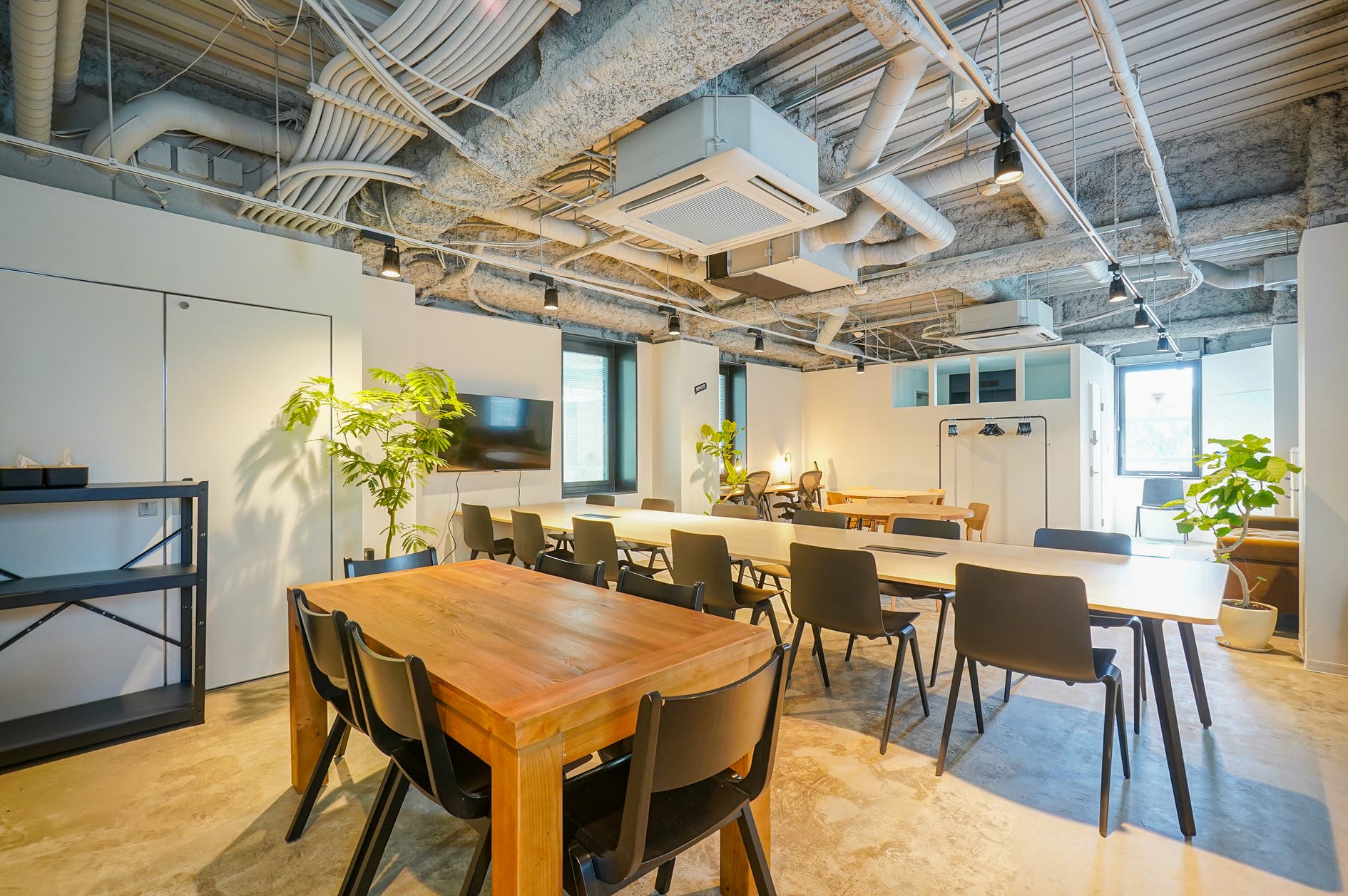 肥後橋駅徒歩1分。中之島フェスティバルタワー隣接の好立地。質の高いデザイナーズ家具が揃った天井高3m以上のワークスペース。の写真5