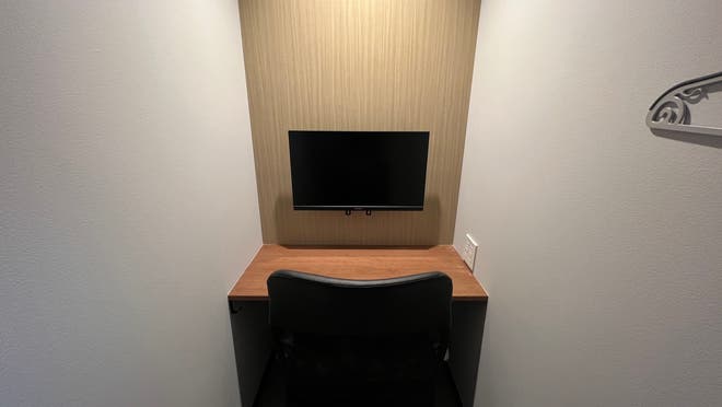 【¥220/30分!高円寺駅から1分】モニター・フリードリンク付き1名個室(個室6)※予約時間前は入室不可の写真1