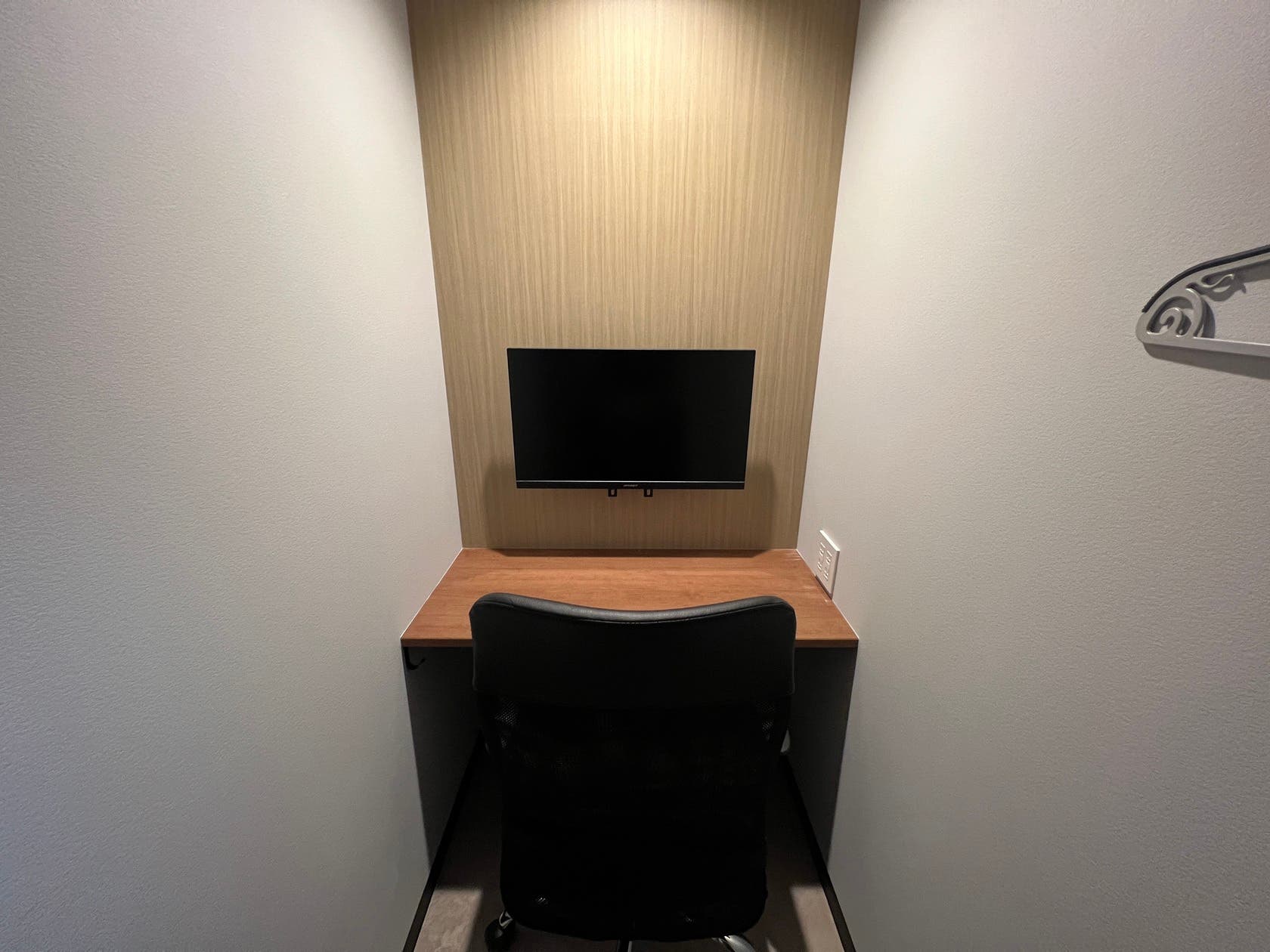 【¥220/30分！高円寺駅から1分】モニター・フリードリンク付き1名個室（個室2）※予約時間前は入室不可の写真1