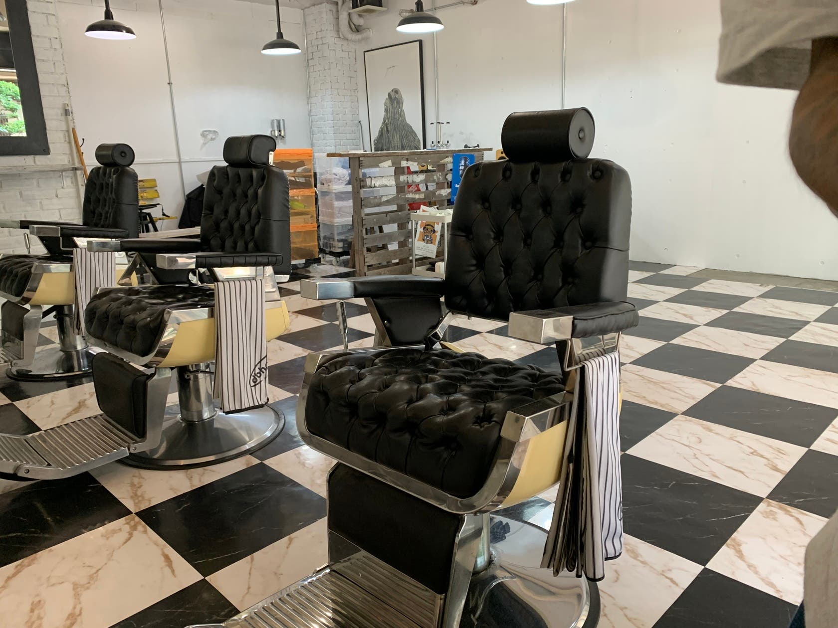 STATE OF MIND “RIGHT CHAIR” 壁側の席の写真3