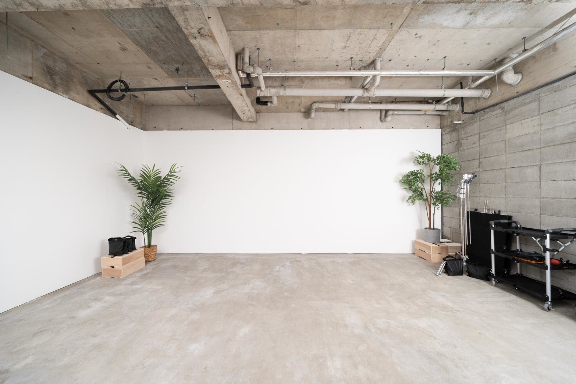 【南阿佐ケ谷駅/徒歩7分】豊富な無料機材！1時間から利用できる防音地下スタジオ｜商用利用OK・撮影・インタビュー収録に最適の写真2