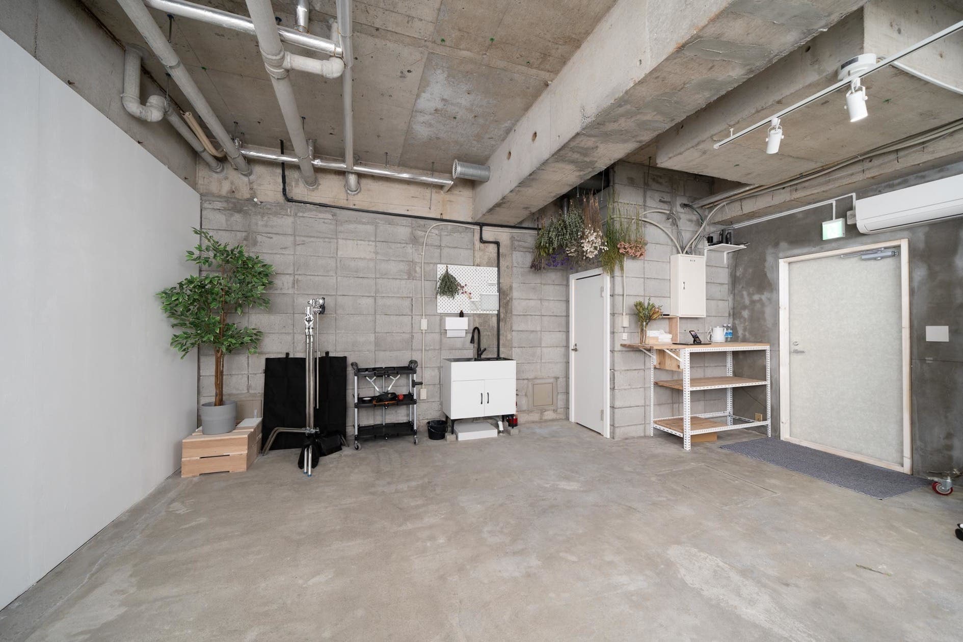 【南阿佐ケ谷駅/徒歩7分】豊富な無料機材！1時間から利用できる防音地下スタジオ｜商用利用OK・撮影・インタビュー収録に最適の写真4