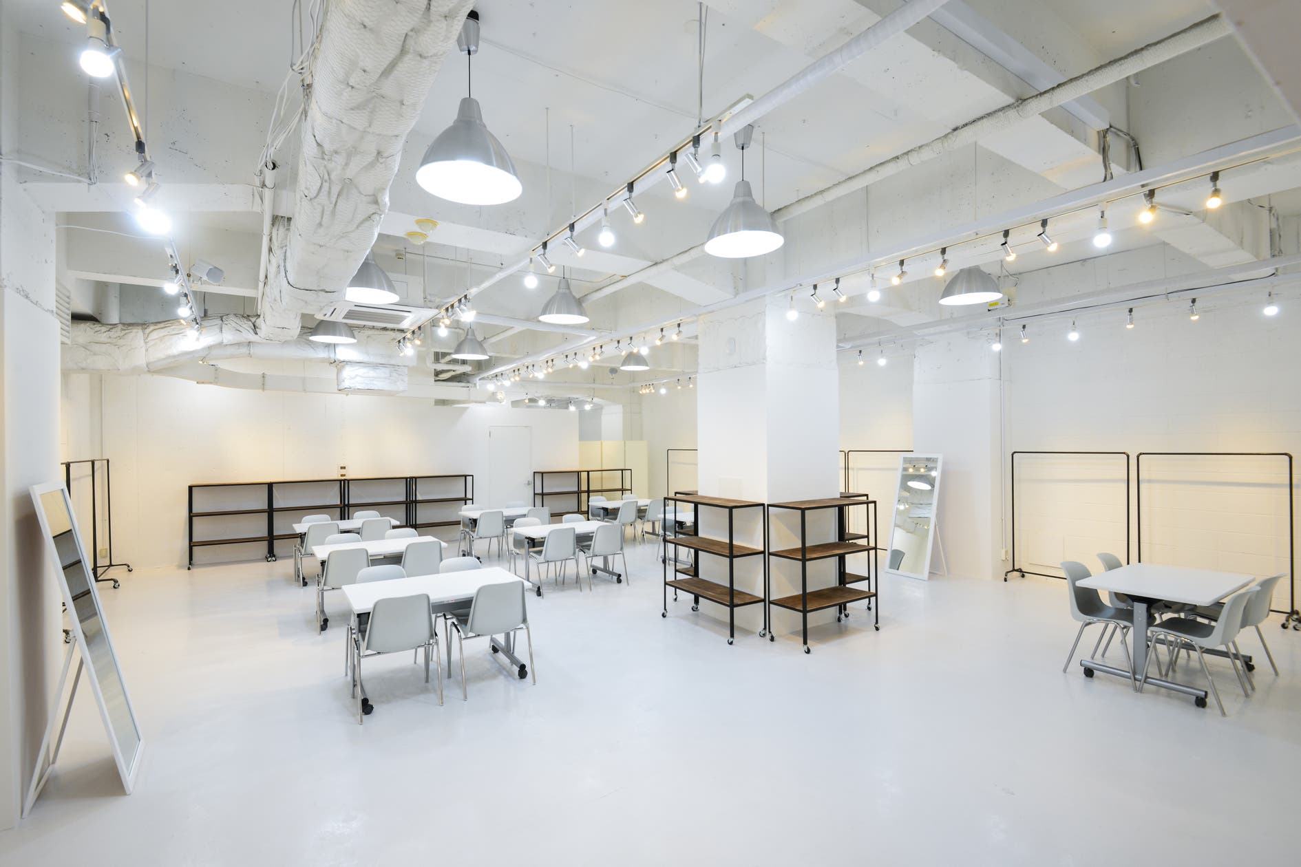 大阪・心斎橋、南船場にある展示会場。 飾らずに佇む、白を基調としたシンプルな空間。の写真3