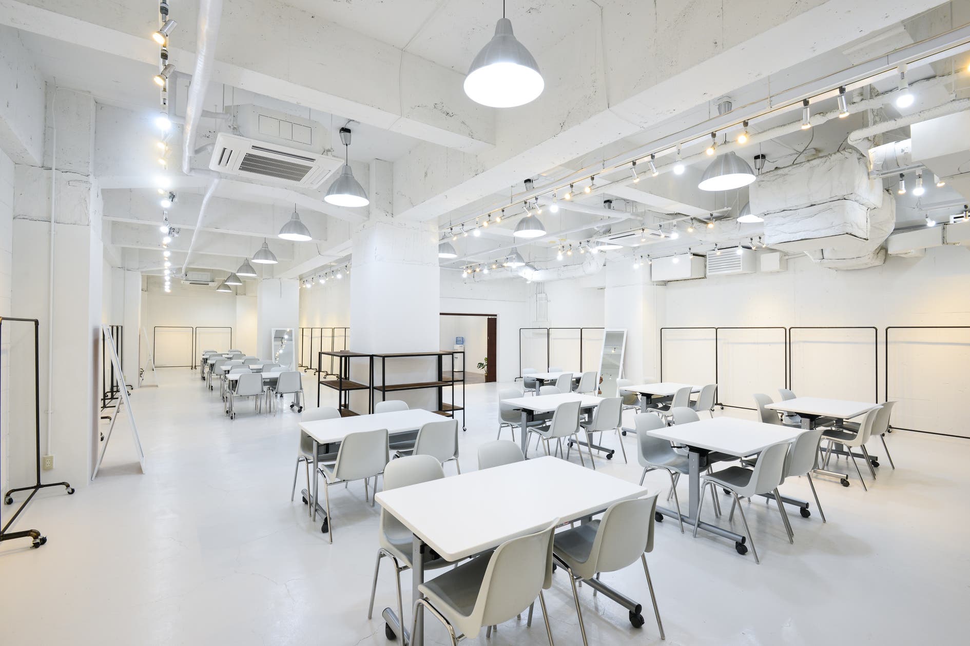 大阪・心斎橋、南船場にある展示会場。 飾らずに佇む、白を基調としたシンプルな空間。の写真4