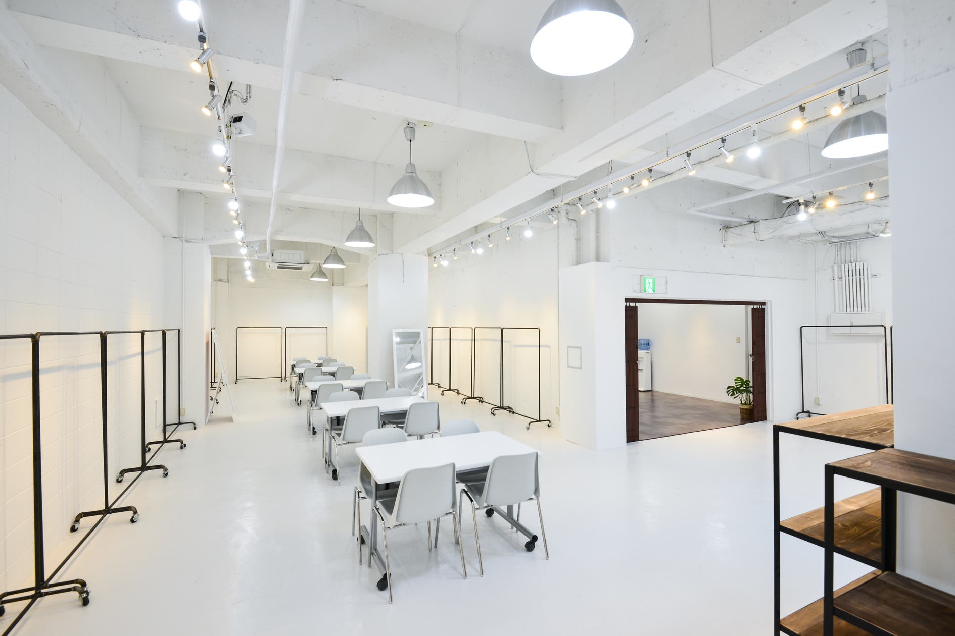 大阪・心斎橋、南船場にある展示会場。 飾らずに佇む、白を基調としたシンプルな空間。の写真5