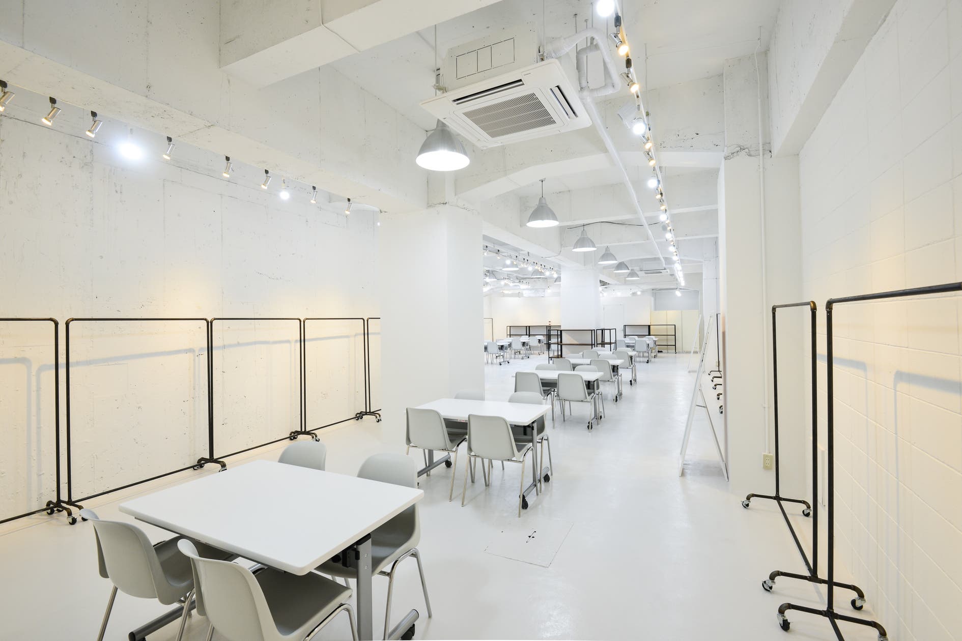 大阪・心斎橋、南船場にある展示会場。 飾らずに佇む、白を基調としたシンプルな空間。の写真6