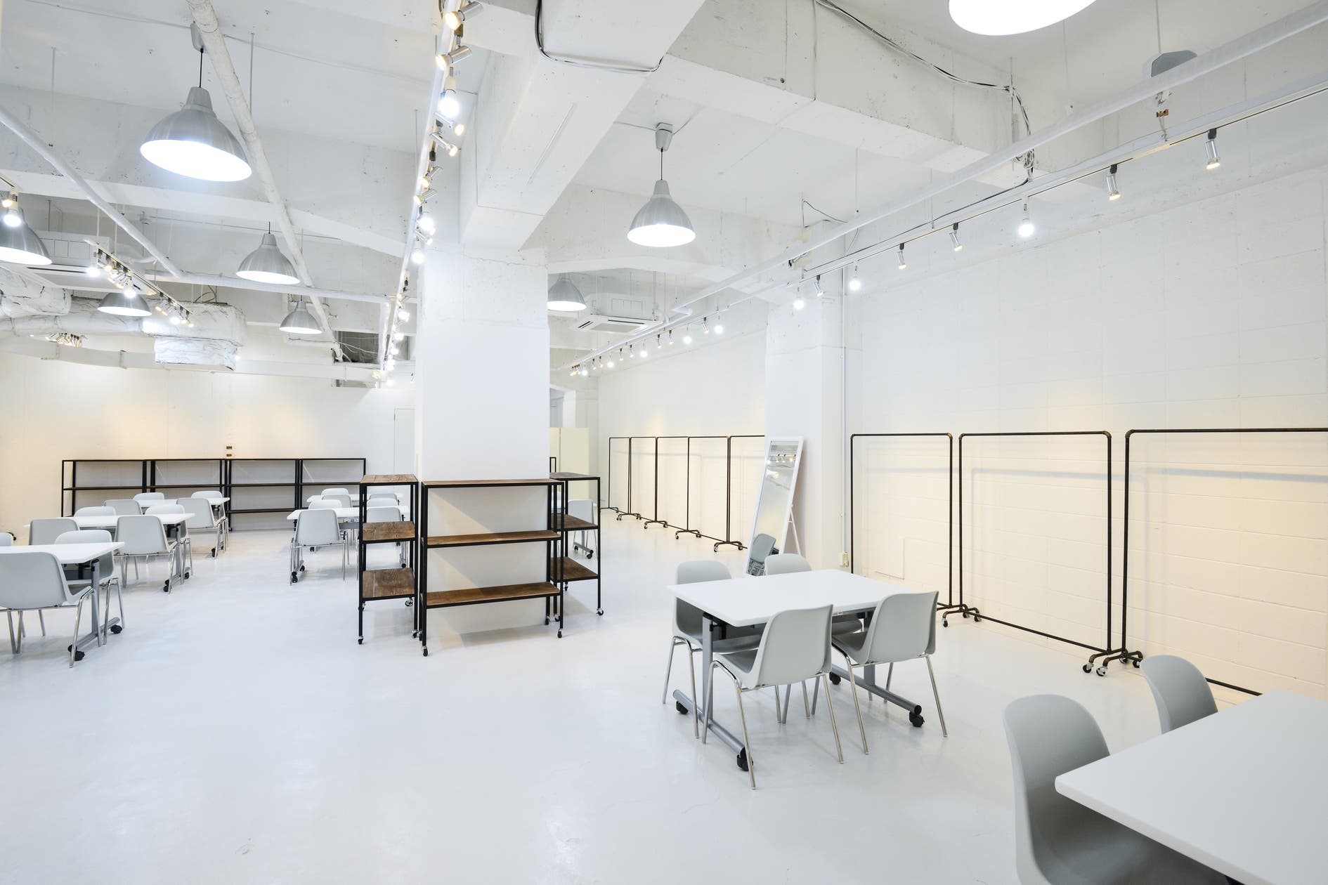 大阪・心斎橋、南船場にある展示会場。 飾らずに佇む、白を基調としたシンプルな空間。の写真7