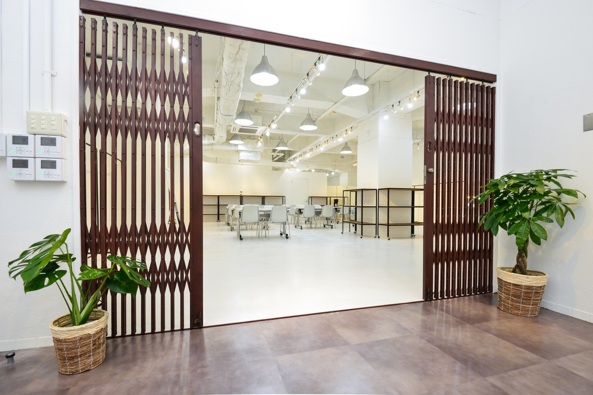 大阪・心斎橋、南船場にある展示会場。 飾らずに佇む、白を基調としたシンプルな空間。の写真8