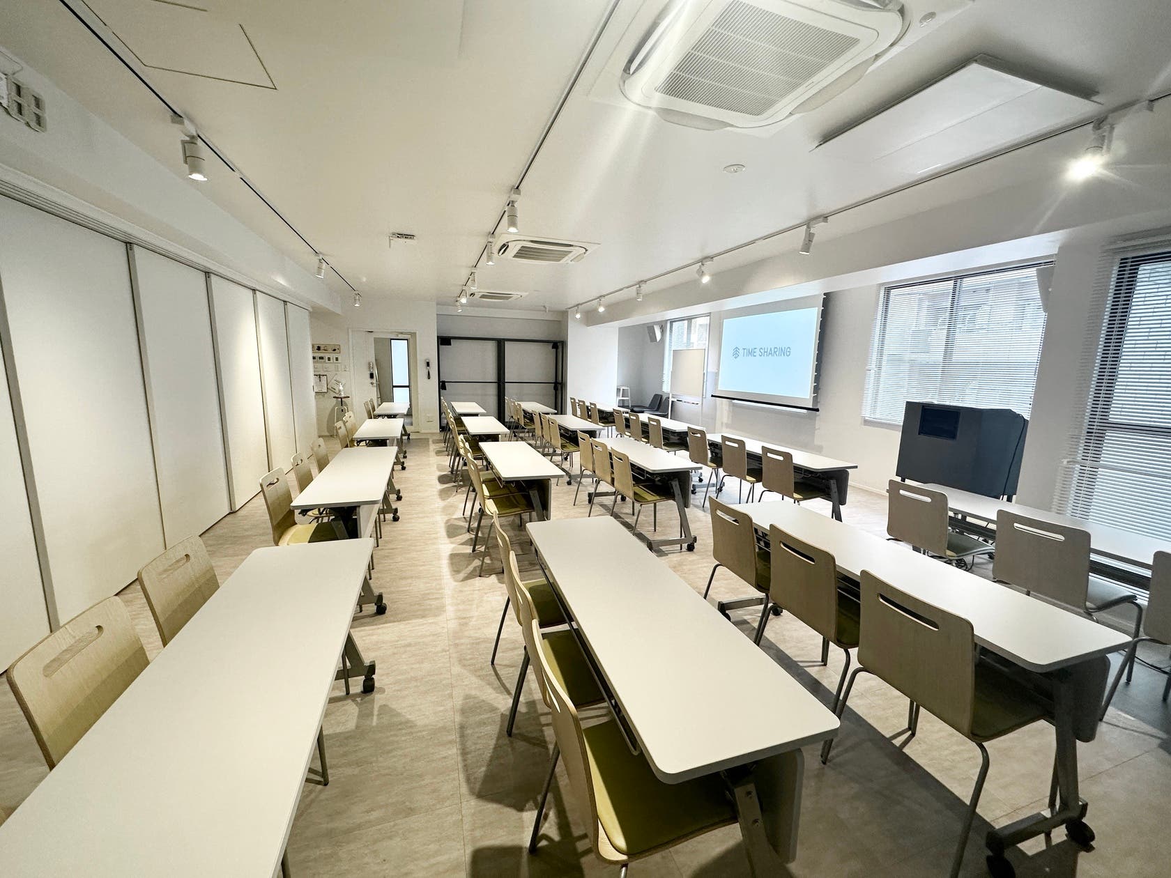 ＜2階 FUJI＞新宿三丁目駅徒歩2分🚃最大100名収容の会議室🪑光回線Wi-Fi📶プロジェクター🎥会議/セミナー/研修の写真7