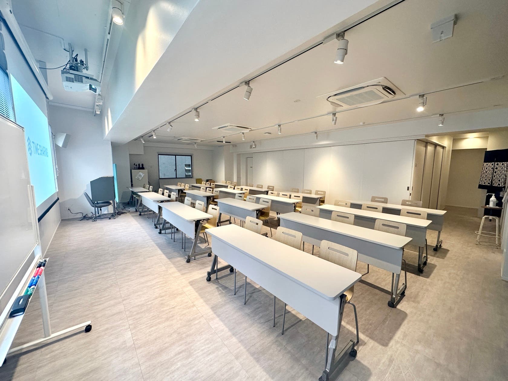 ＜2階 FUJI＞新宿三丁目駅徒歩2分🚃最大100名収容の会議室🪑光回線Wi-Fi📶プロジェクター🎥会議/セミナー/研修の写真1