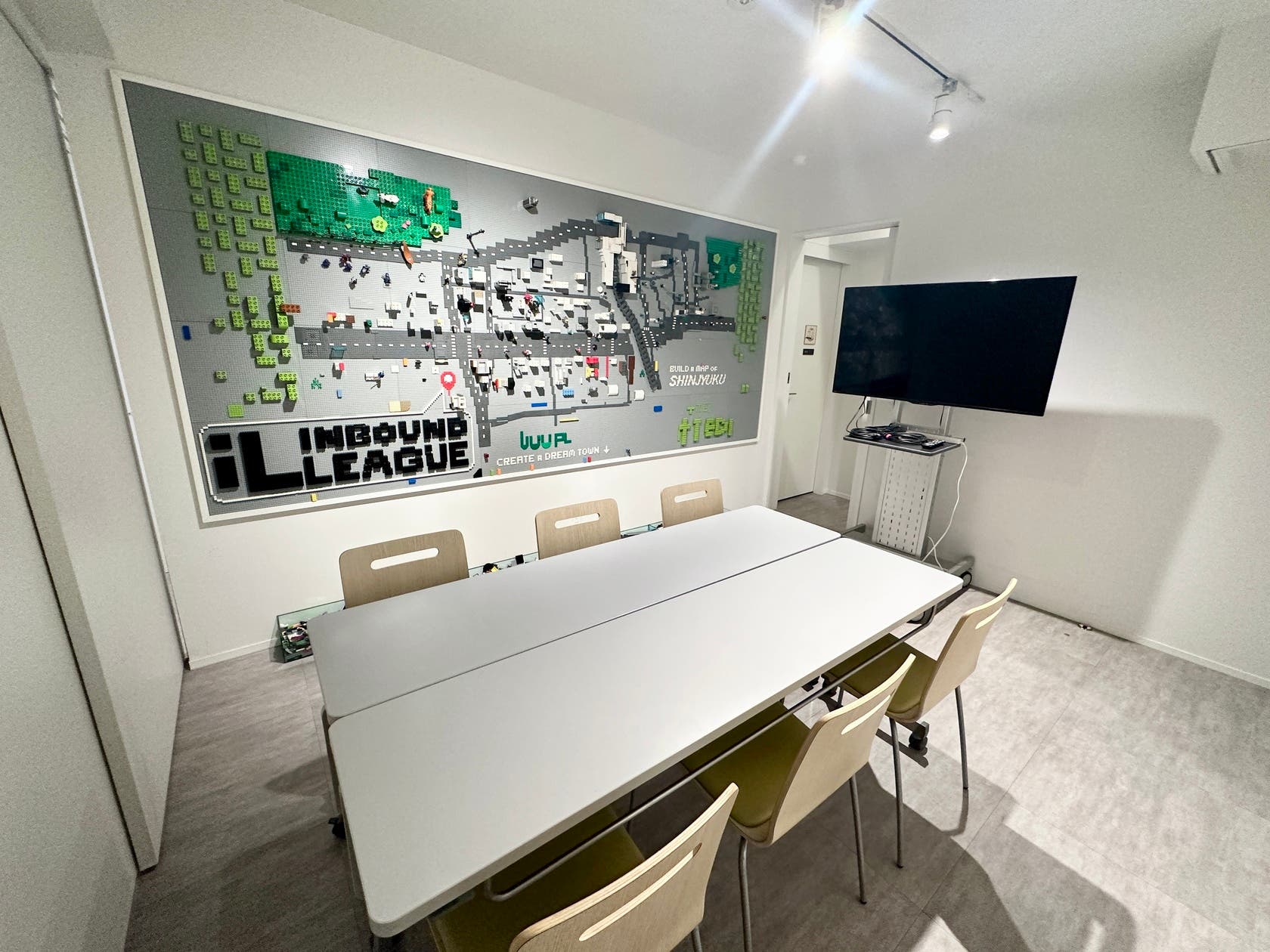 ＜2階 FUJI＞新宿三丁目駅徒歩2分🚃最大100名収容の会議室🪑光回線Wi-Fi📶プロジェクター🎥会議/セミナー/研修の写真8