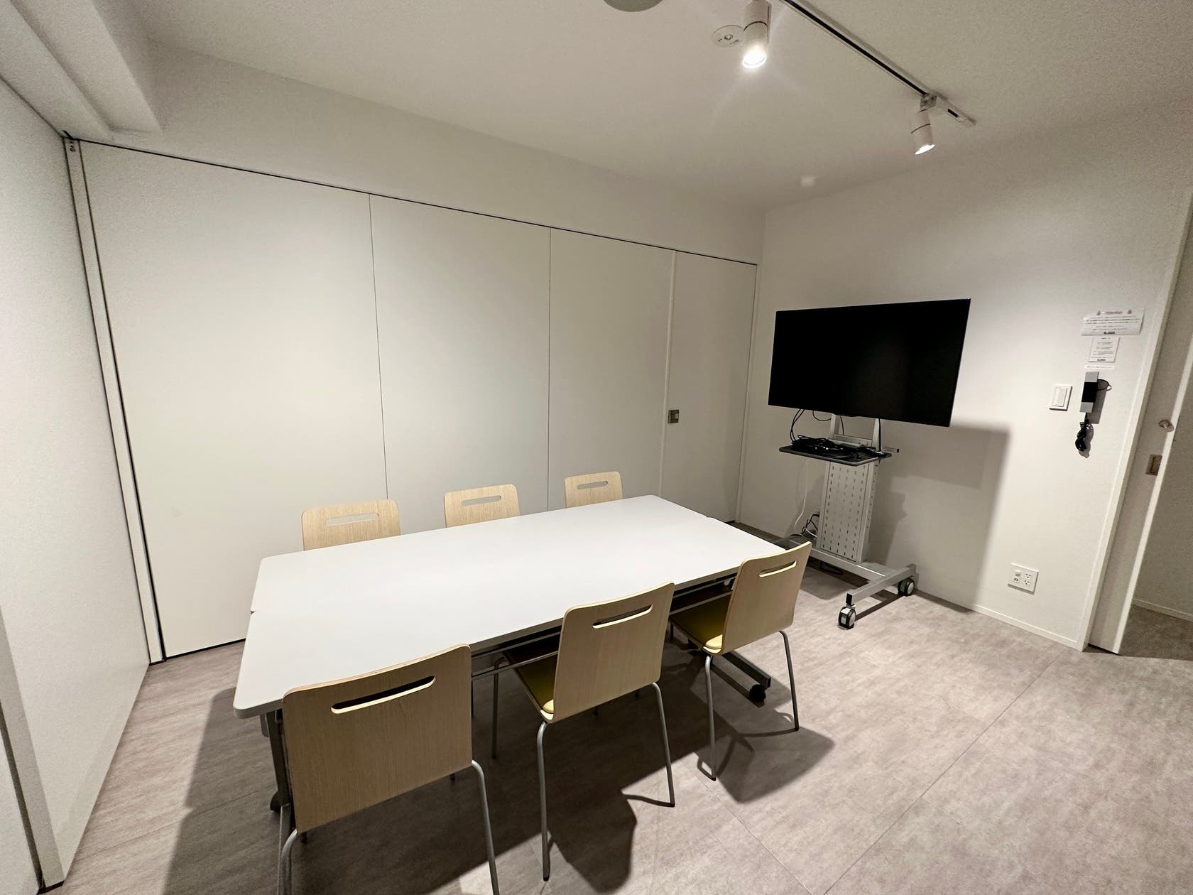 ＜2階 FUJI＞新宿三丁目駅徒歩2分🚃最大100名収容の会議室🪑光回線Wi-Fi📶プロジェクター🎥会議/セミナー/研修の写真9