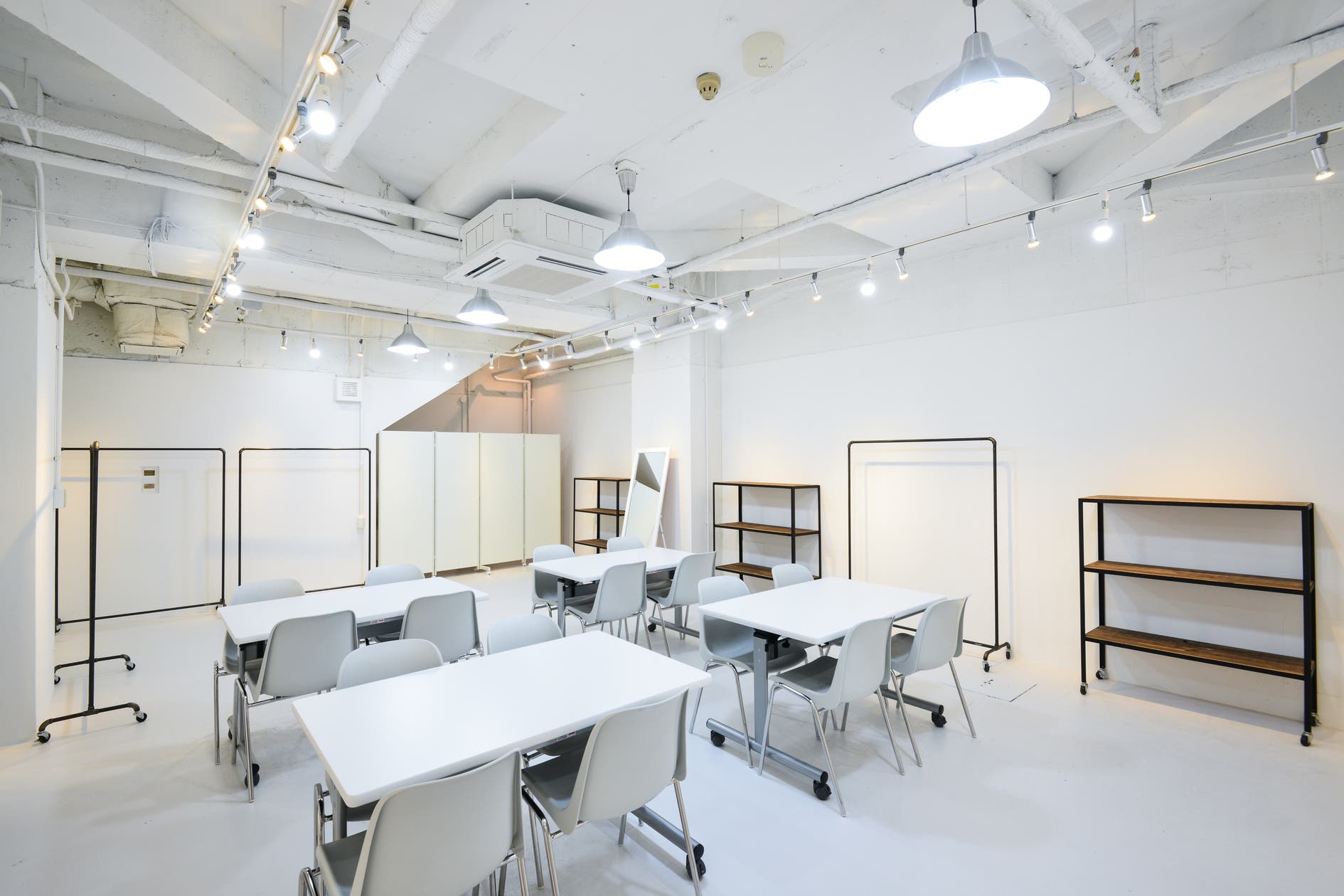 大阪・心斎橋、南船場にある展示会場。 飾らずに佇む、白を基調としたシンプルな空間。の写真4