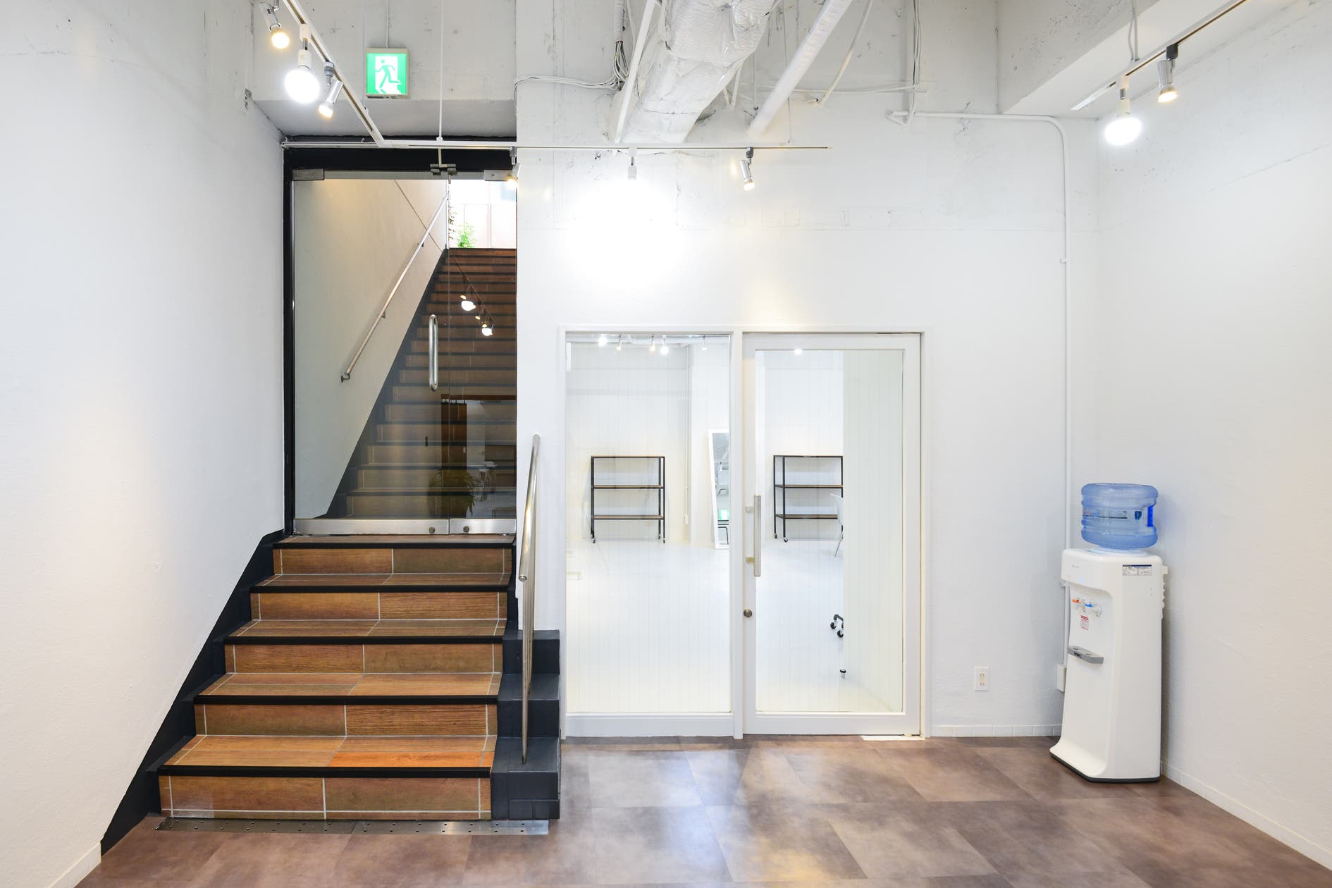 大阪・心斎橋、南船場にある展示会場。 飾らずに佇む、白を基調としたシンプルな空間。の写真5