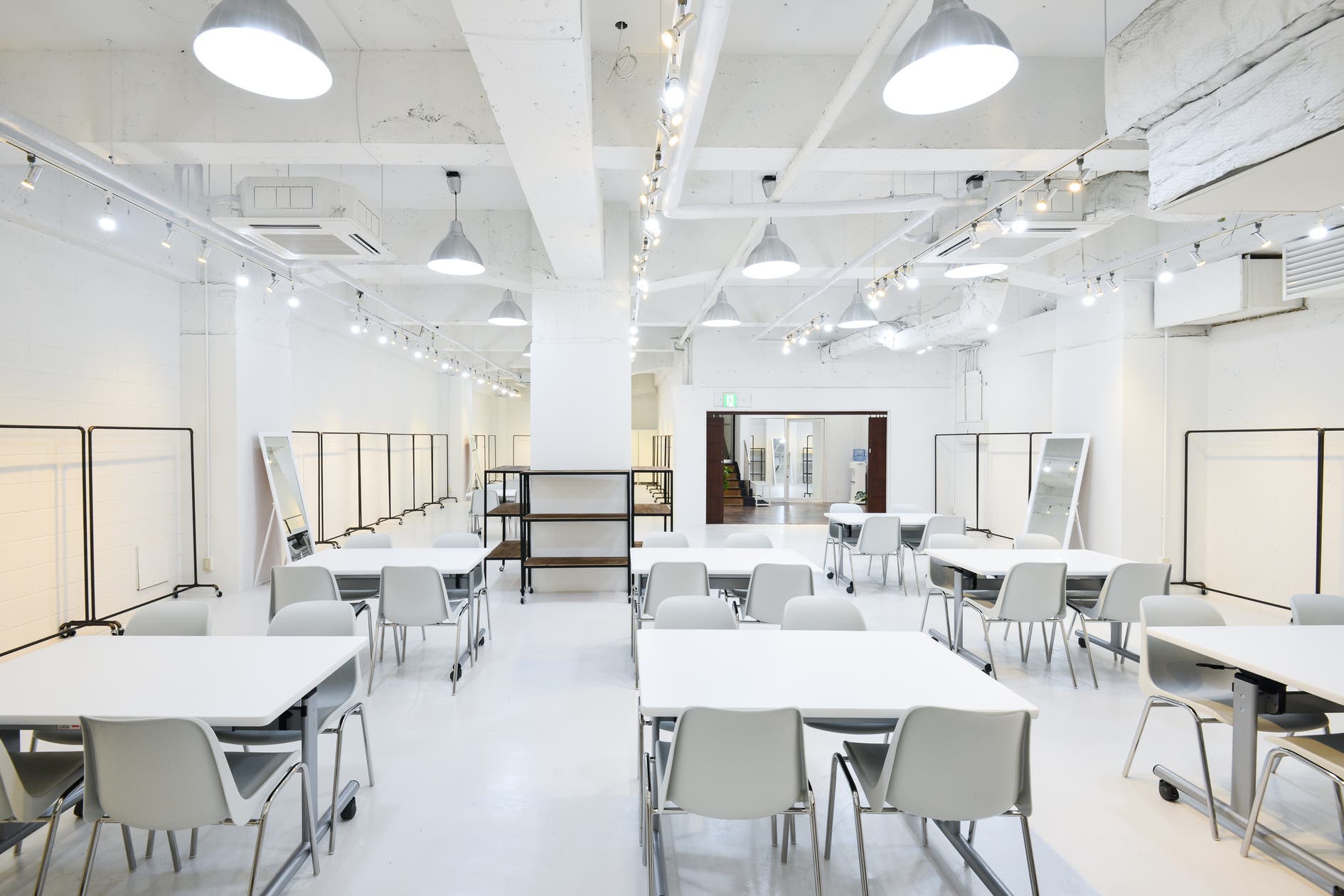 大阪・心斎橋、南船場にある展示会場。 飾らずに佇む、白を基調としたシンプルな空間。の写真1