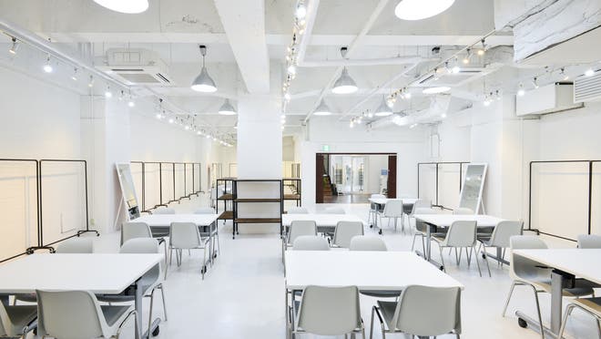 大阪・心斎橋、南船場にある展示会場。 飾らずに佇む、白を基調としたシンプルな空間。の写真1