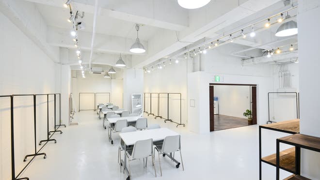 大阪・心斎橋、南船場にある展示会場。 飾らずに佇む、白を基調としたシンプルな空間。の写真2