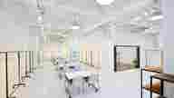 大阪・心斎橋、南船場にある展示会場。 飾らずに佇む、白を基調としたシンプルな空間。の写真2