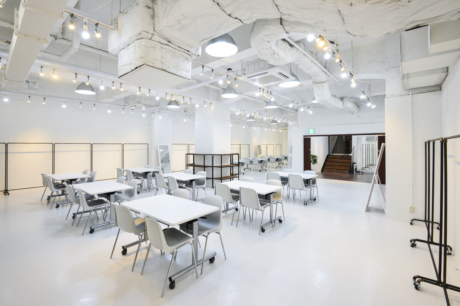 大阪・心斎橋、南船場にある展示会場。 飾らずに佇む、白を基調としたシンプルな空間。の写真3