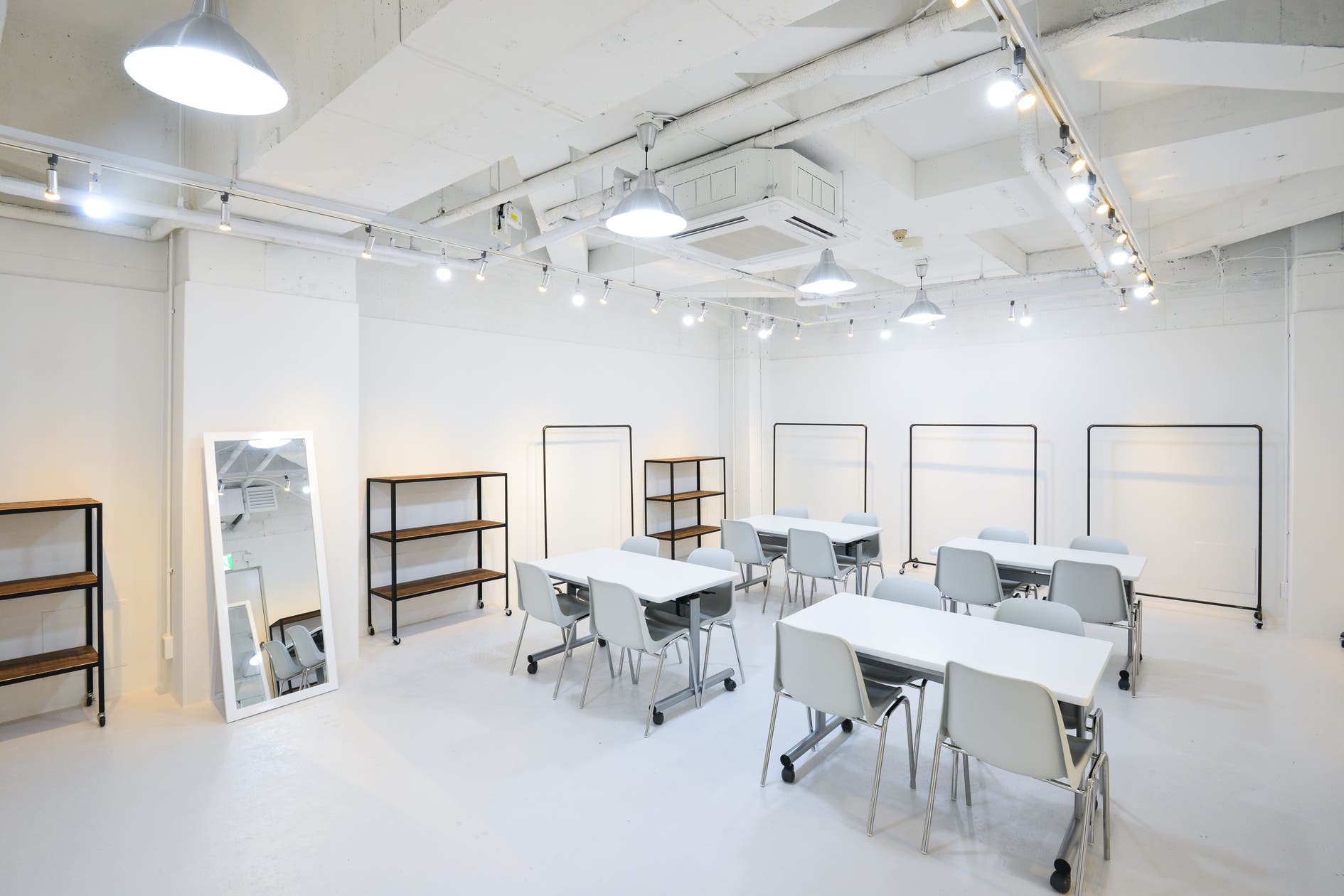 大阪・心斎橋、南船場にある展示会場。 飾らずに佇む、白を基調としたシンプルな空間。の写真4