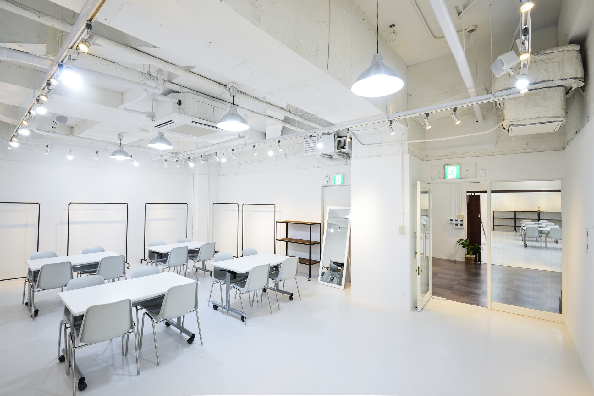 大阪・心斎橋、南船場にある展示会場。 飾らずに佇む、白を基調としたシンプルな空間。の写真5