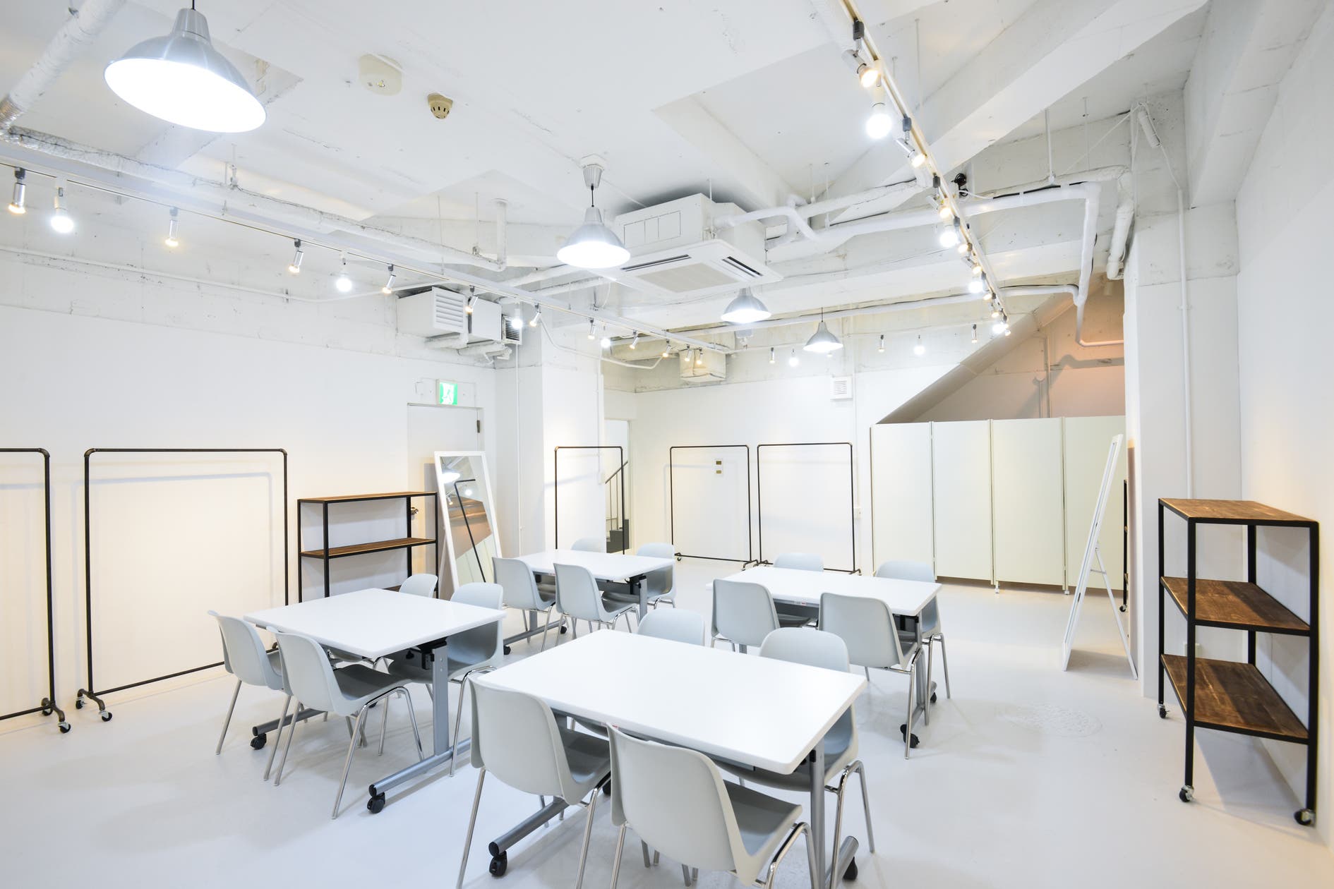 大阪・心斎橋、南船場にある展示会場。 飾らずに佇む、白を基調としたシンプルな空間。の写真6