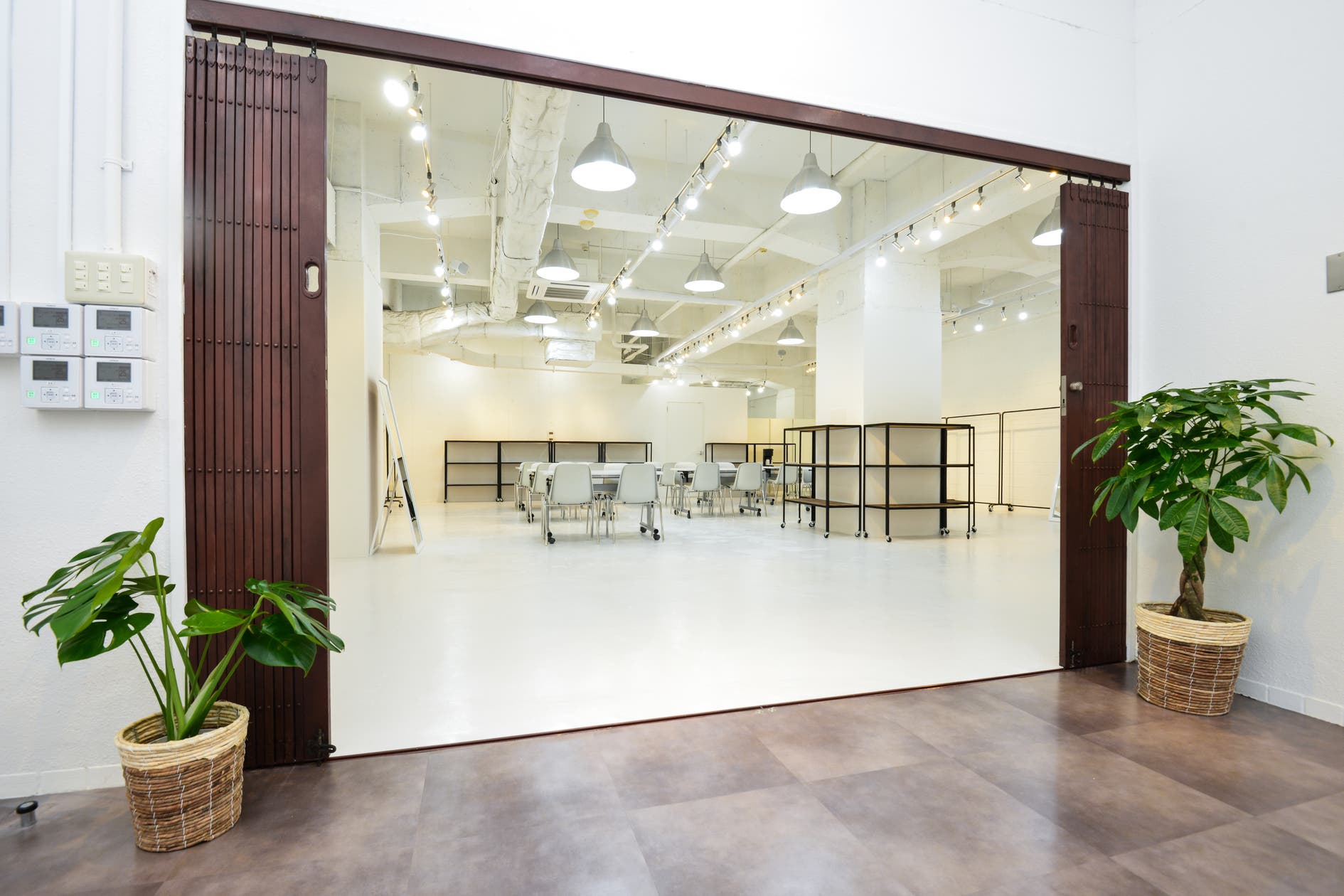 大阪・心斎橋、南船場にある展示会場。 飾らずに佇む、白を基調としたシンプルな空間。の写真7