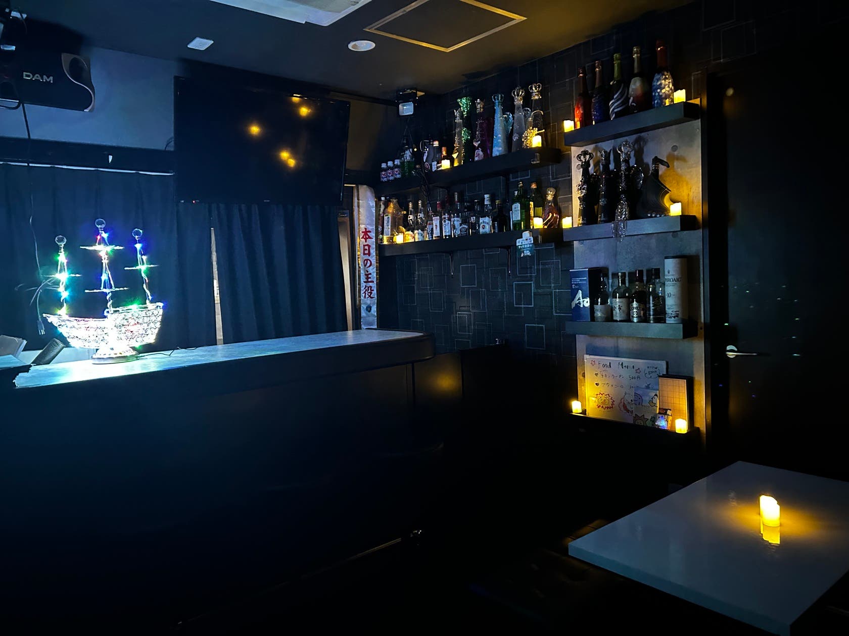 池袋駅徒歩4分のカラオケバーの写真1