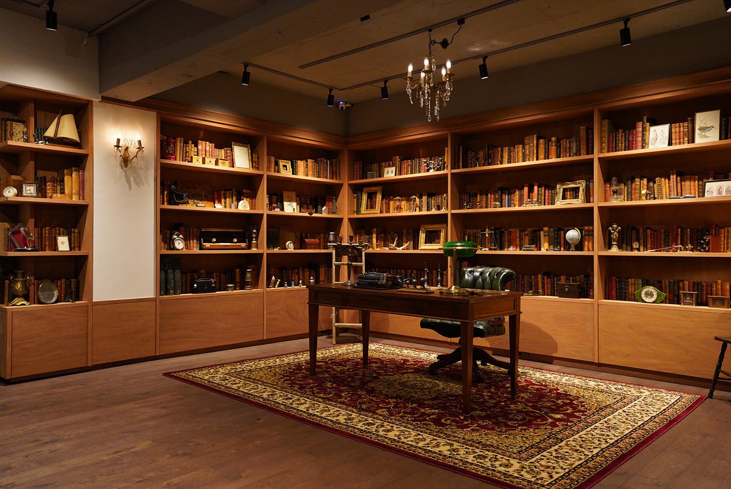 神谷町駅徒歩1分｜英国書斎・白壁・廃墟風グレー壁｜大量の洋書・本棚・家具・雑貨が豊富に揃うアンティーク撮影スタジオ｜自然光◎の写真5