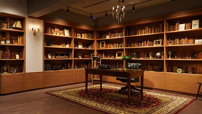 神谷町駅徒歩1分|英国書斎・白壁・廃墟風グレー壁|大量の洋書・本棚・家具・雑貨が豊富に揃うアンティーク撮影スタジオ|自然光◎の写真5