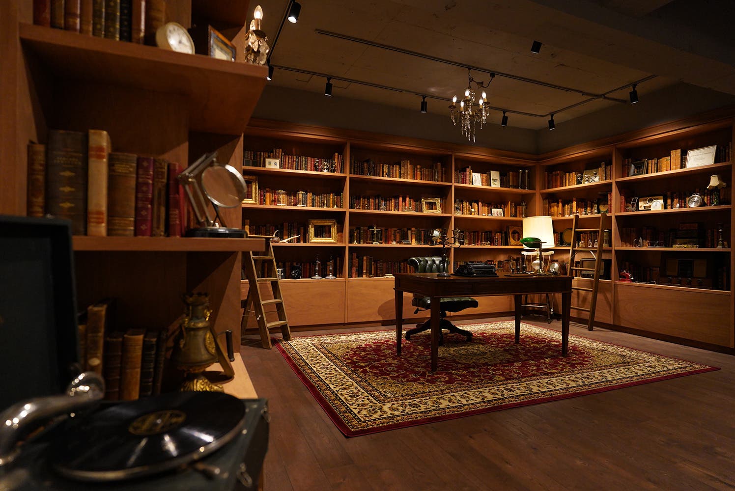 神谷町駅徒歩1分｜英国書斎・白壁・廃墟風グレー壁｜大量の洋書・本棚・家具・雑貨が豊富に揃うアンティーク撮影スタジオ｜自然光◎の写真7