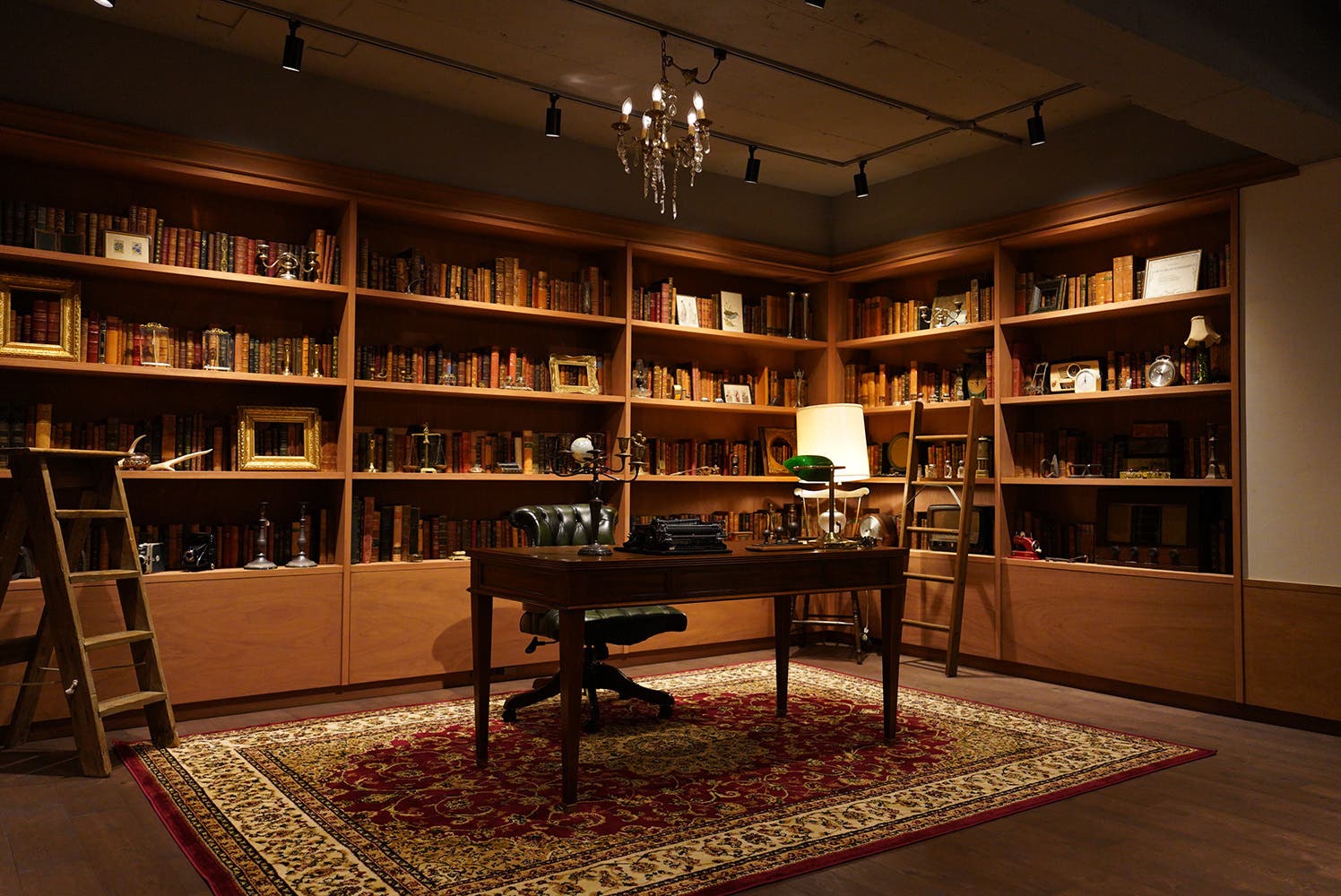 神谷町駅徒歩1分｜英国書斎・白壁・廃墟風グレー壁｜大量の洋書・本棚・家具・雑貨が豊富に揃うアンティーク撮影スタジオ｜自然光◎の写真6