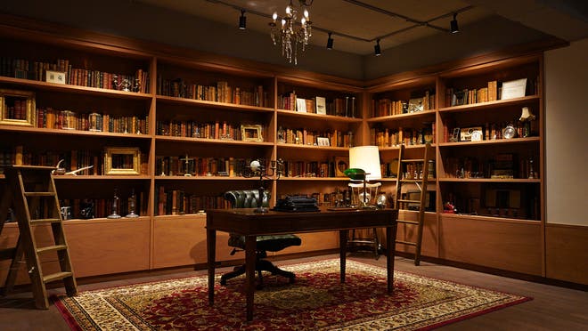 神谷町駅徒歩1分|英国書斎・白壁・廃墟風グレー壁|大量の洋書・本棚・家具・雑貨が豊富に揃うアンティーク撮影スタジオ|自然光◎の写真6