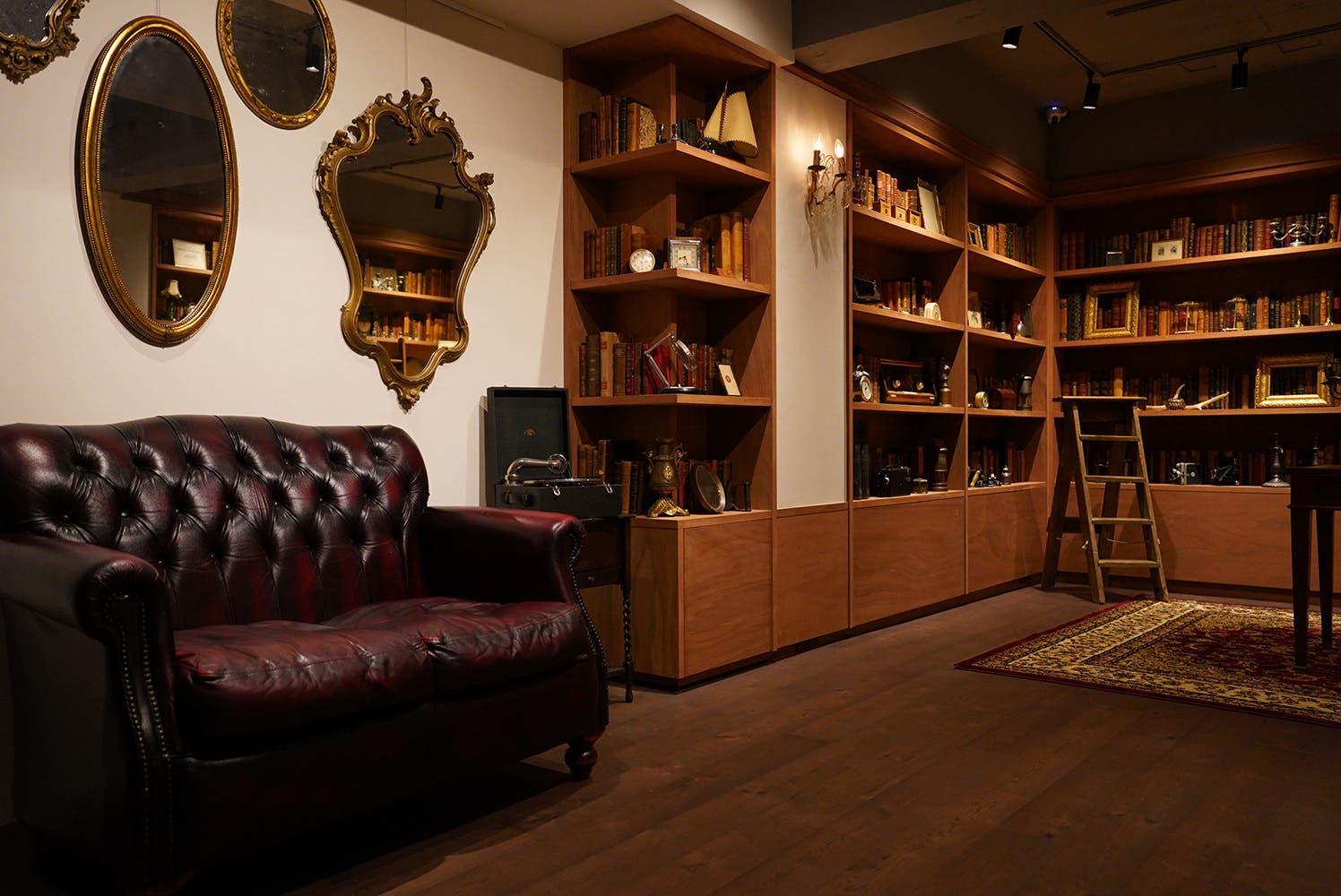 神谷町駅徒歩1分｜英国書斎・白壁・廃墟風グレー壁｜大量の洋書・本棚・家具・雑貨が豊富に揃うアンティーク撮影スタジオ｜自然光◎の写真8