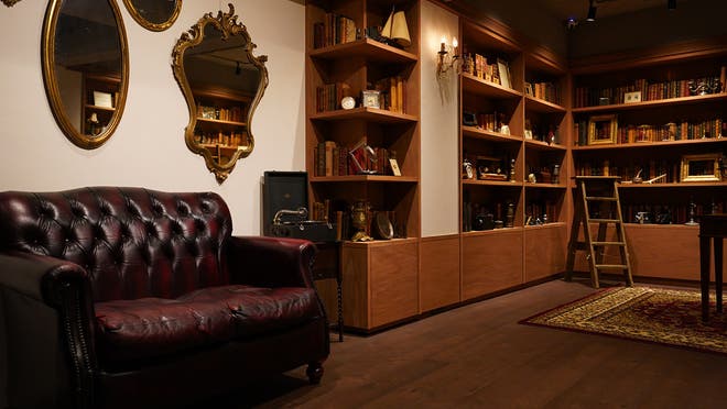 神谷町駅徒歩1分|英国書斎・白壁・廃墟風グレー壁|大量の洋書・本棚・家具・雑貨が豊富に揃うアンティーク撮影スタジオ|自然光◎の写真8