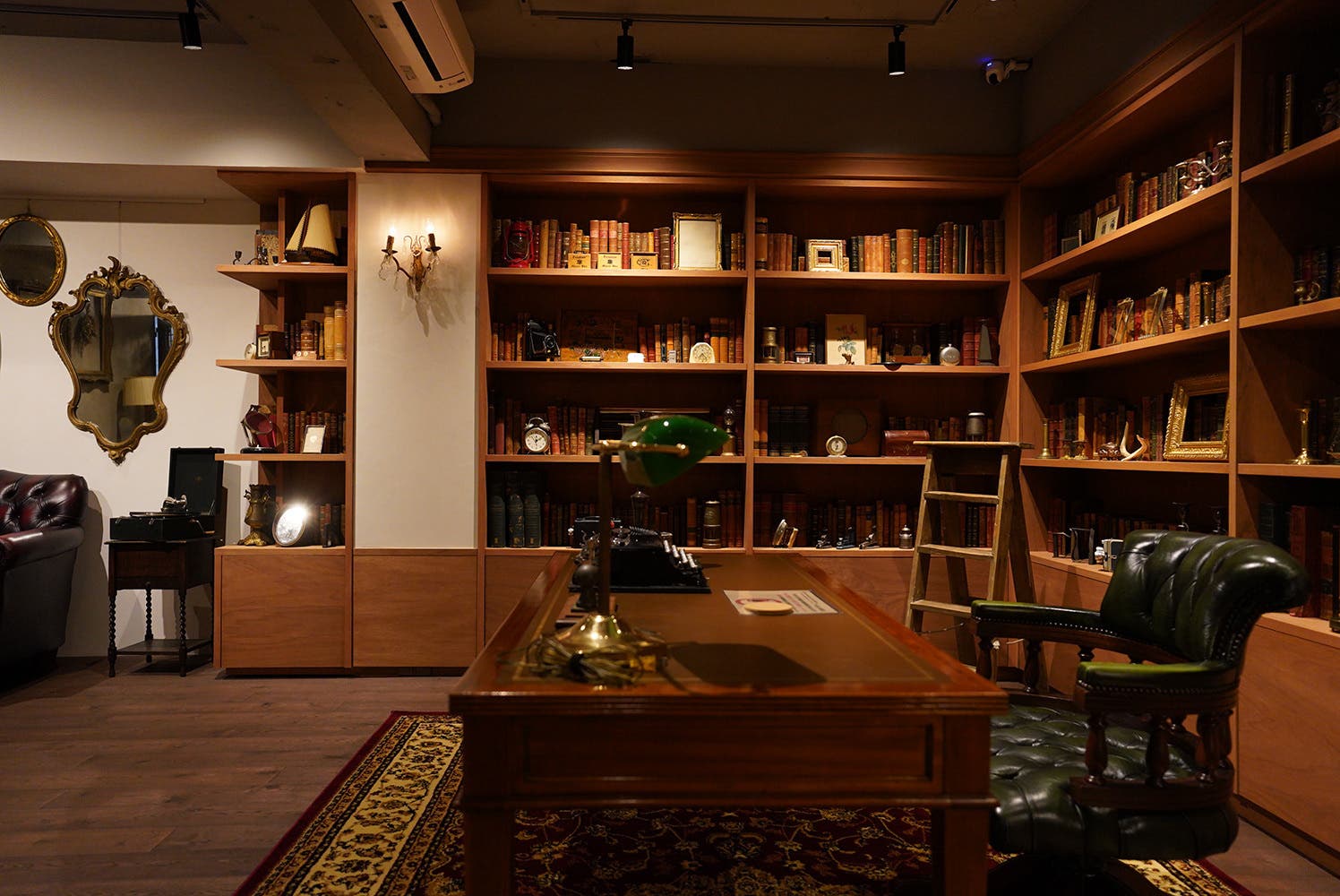 神谷町駅徒歩1分｜英国書斎・白壁・廃墟風グレー壁｜大量の洋書・本棚・家具・雑貨が豊富に揃うアンティーク撮影スタジオ｜自然光◎の写真9