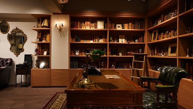 神谷町駅徒歩1分|英国書斎・白壁・廃墟風グレー壁|大量の洋書・本棚・家具・雑貨が豊富に揃うアンティーク撮影スタジオ|自然光◎の写真9